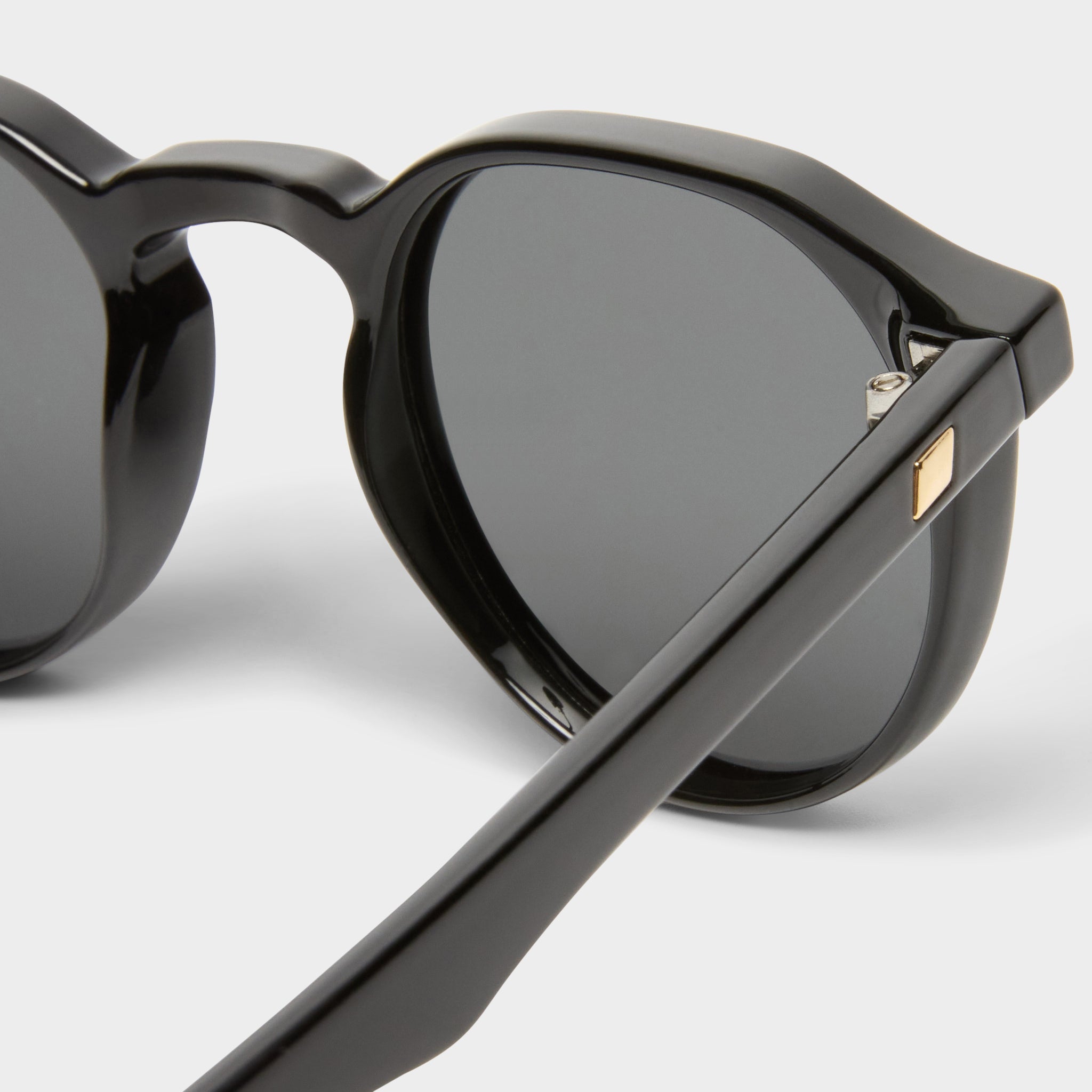 Galavant Black Uni-Sex Round Sunglasses | Le Specs